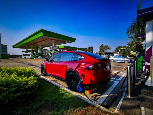 หัวชาร์จที่จ่ายไฟฟ้าแบบเร็วมีถึง 2 Chargers 5 Connectors ( 4 Dcs and 1 ...